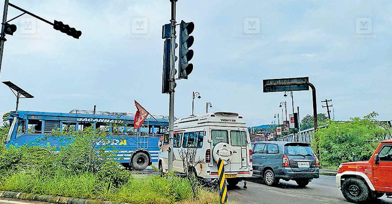 കണ്ണടച്ച് ട്രാഫിക് ലൈറ്റുകൾ; ഇരിട്ടിയിൽ ഗതാഗതക്കുരുക്ക് | Iritty ...