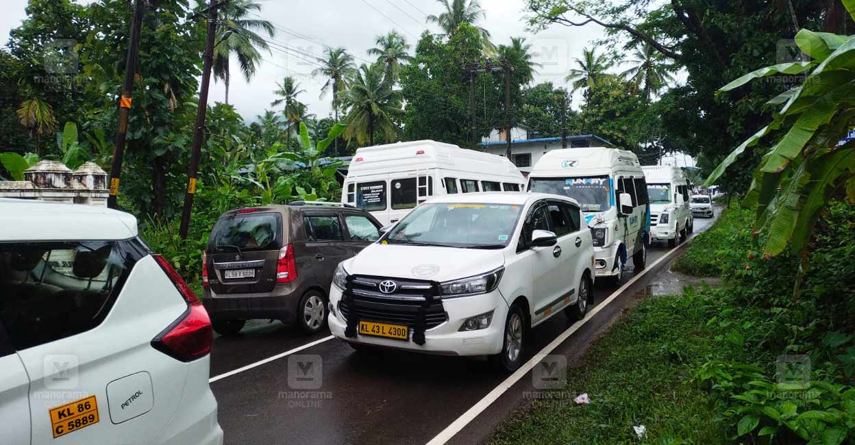 കൊട്ടിയൂരിൽ വൻ ഗതാഗതക്കുരുക്ക്; രാവിലെ ആറിനു തുടങ്ങിയ കുരുക്ക് 8 മണിക്കൂർ കഴിഞ്ഞിട്ടും തുടർന്നു ...