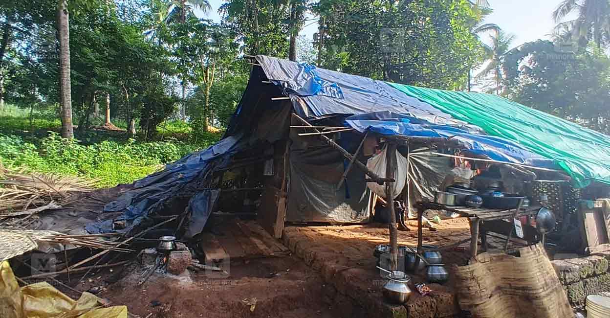 ആറളത്ത് കാട്ടാനയിറങ്ങി; മൂന്ന് വീടുകൾ തകർത്തു, ഗർഭിണി ഉൾപ്പെടെ 2 പേ ...