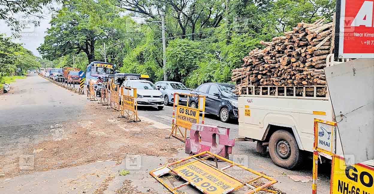 വളപട്ടണം പാലത്തിൽ ഗതികെട്ട് വാഹനങ്ങൾ; പാലത്തിന് സമീപം ഗതാഗതക്കുരുക്ക് ...