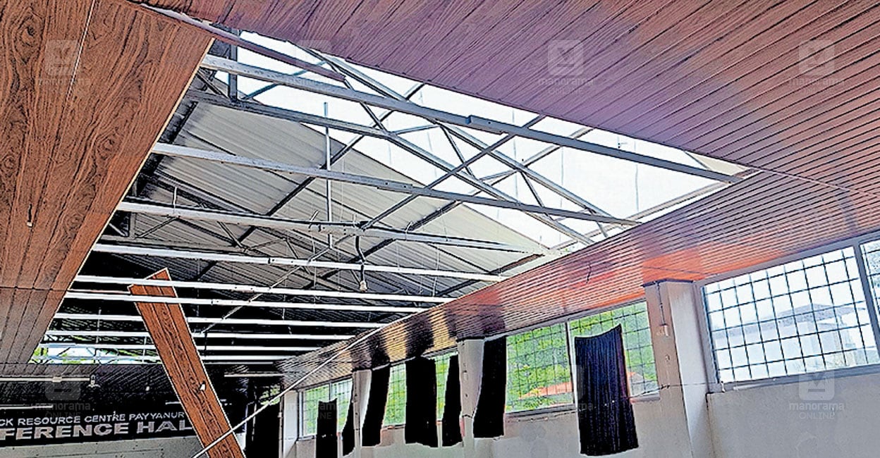 ഒരു വർഷം മുൻപ് നവീകരിച്ച ബിആർസി കെട്ടിടത്തിന്റെ സീലിങ്ങും മേൽക്കൂരയും ...