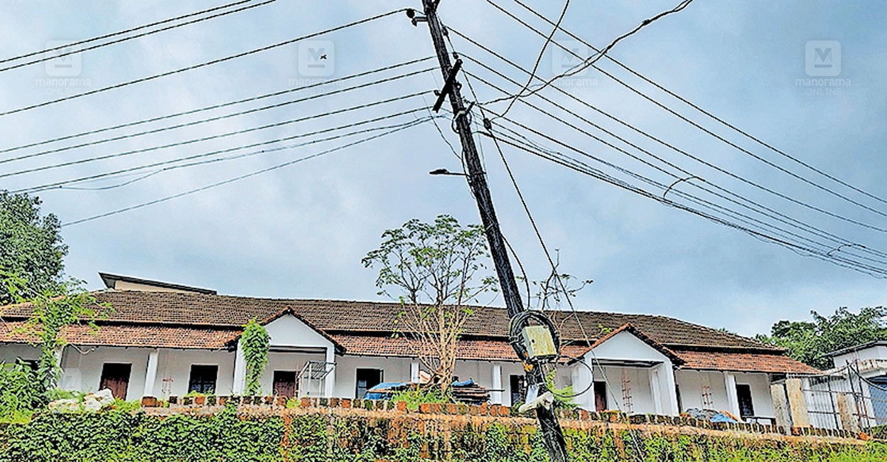 സ്കൂൾ പരിസരത്ത് അപകട ഭീഷണിയായി ട്രാൻസ്ഫോമറും ഹൈടെൻഷൻ വൈദ്യുത ലൈനും ...