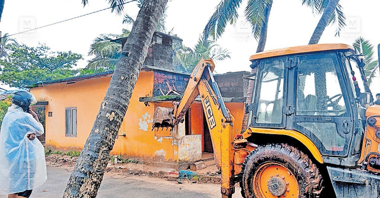 അപകടാവസ്ഥയിലായ പഴയ വീടുകൾ പൊളിച്ചുനീക്കി | Azhikode house demolition ...
