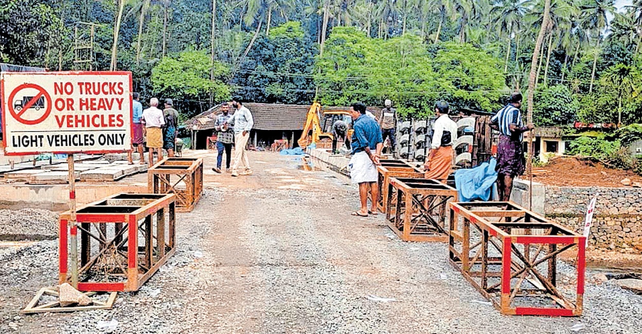 ആനപ്പന്തിപ്പാലം ചെറിയ വാഹനങ്ങൾക്കായി തുറന്നുനൽകി | Irikkur news ...