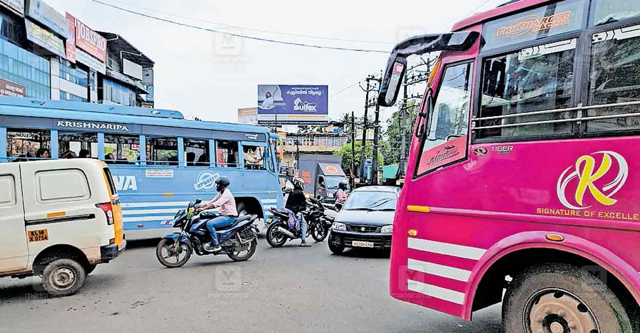 ഒട്ടേറെ പരിഷ്കാരങ്ങൾ ഏർപ്പെടുത്തിയിട്ടും പരിഹാരമില്ലാതെ വളപട്ടണം– കണ്ണൂ ...