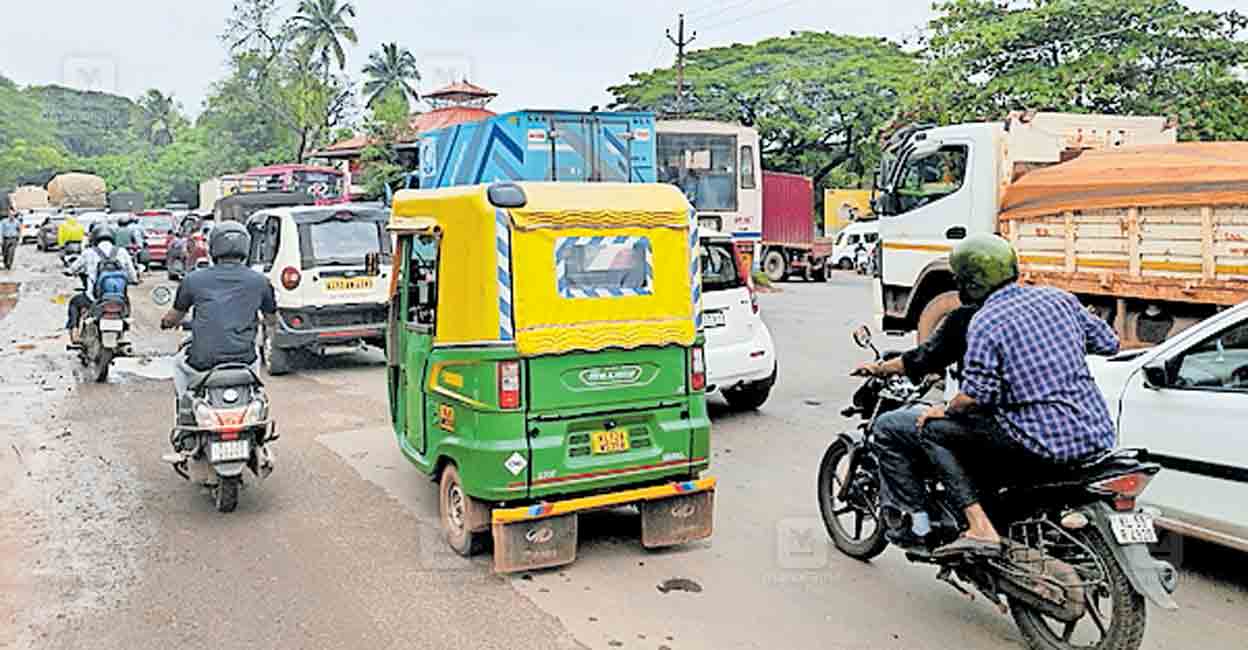 ലോറി വഴിയിലായി; വളപട്ടണം പാലത്തിൽ വൻ ഗതാഗതക്കുരുക്ക് | Kerala traffic ...