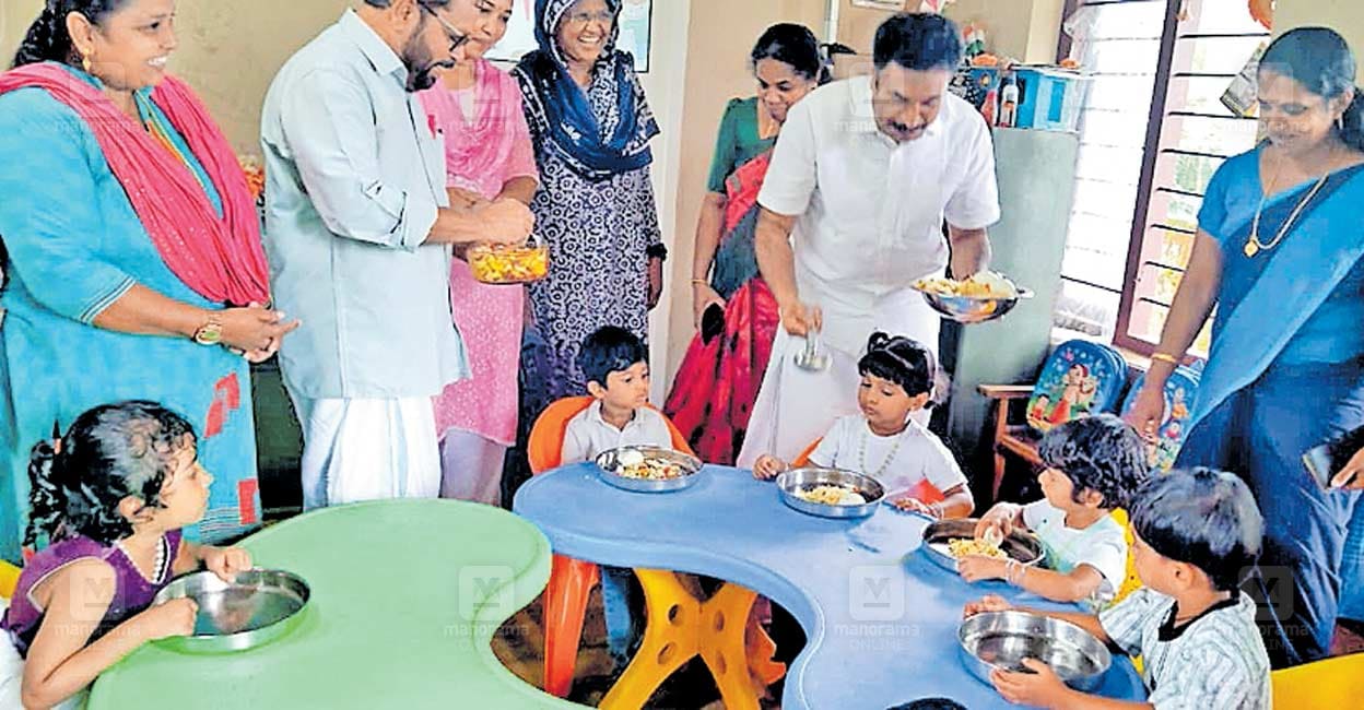 പൊരിച്ചകോഴിയില്ലെങ്കിലെന്താ, ബിർണാണി റെഡി; അങ്കണവാടികളിലെ കുട്ടികൾ ഫു ...