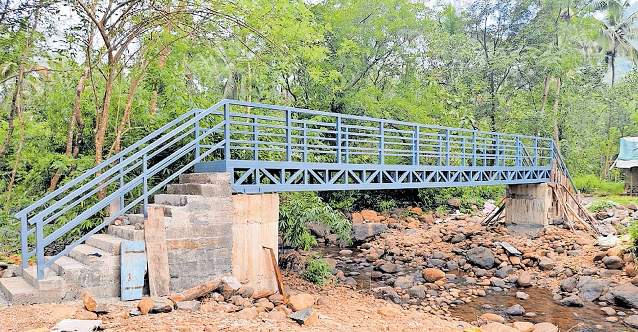 തുരുത്തിലേക്കെത്താം, ഇരുമ്പുപാലത്തിലൂടെ | Kozhichal Thuruthu bridge ...