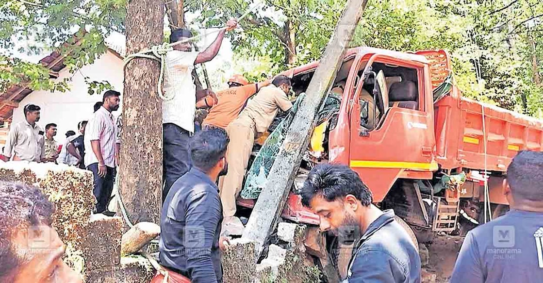Tipper lorry crashes through school wall and electric pole in Iritty; driver rescued | News ...