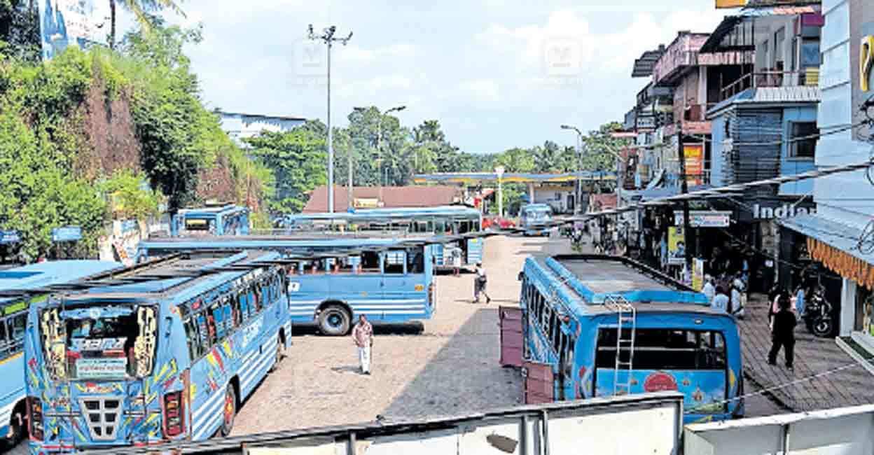 സ്ഥലപരിമിതിയിൽ വീർപ്പുമുട്ടി ചക്കരക്കൽ ബസ് സ്റ്റാൻഡ്; ദുരിതം ...