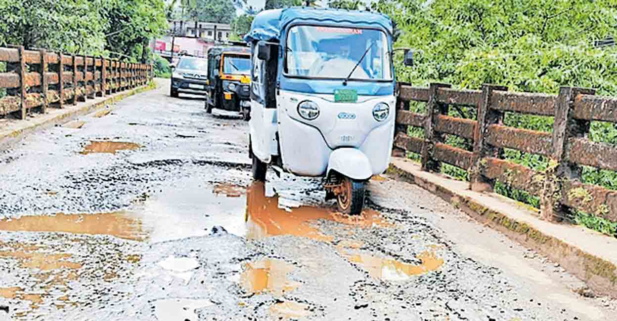 പുളിങ്ങോം പാലത്തിലെ കുഴികൾ അടച്ചില്ല; പ്രതിഷേധം | Pulingome bridge ...