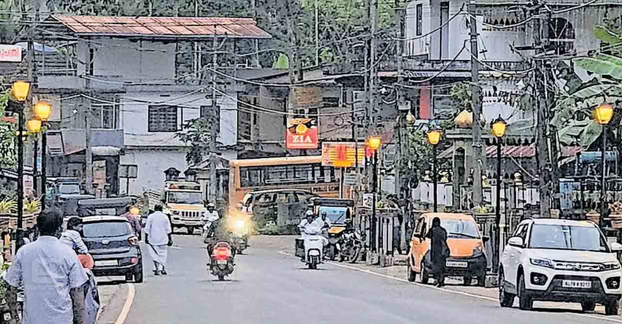 കോളയാട് ടൗൺ സൗന്ദര്യവൽക്കരണം: തെരുവുവിളക്കുകൾ സ്ഥാപിച്ചു | Kolayad town ...