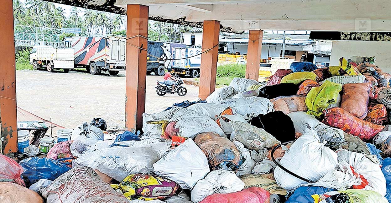 പ്ലാസ്റ്റിക്കും വലകളും സൂക്ഷിക്കാൻ ഒരു ബസ് സ്റ്റാൻഡ് ! | New Bus Stand ...