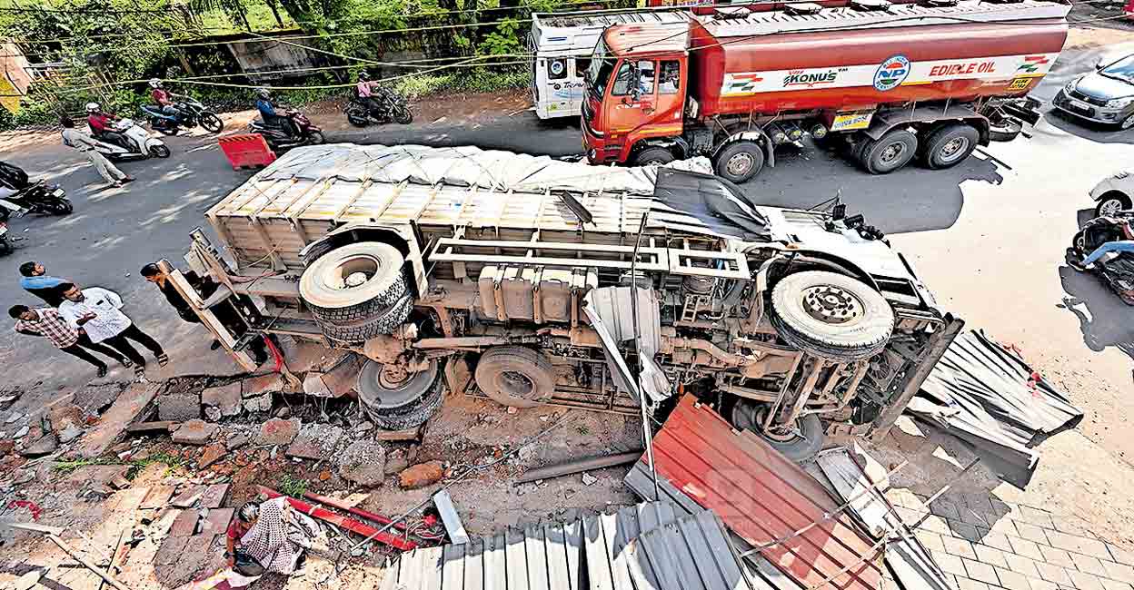 ലോറി അപകടം, ഗതാഗതക്കുരുക്ക്, റെയിൽവേ ഗേറ്റ് തകരാർ കണ്ണൂർ സ്തംഭിച്ചു | Kannur Traffic | Kerala ...