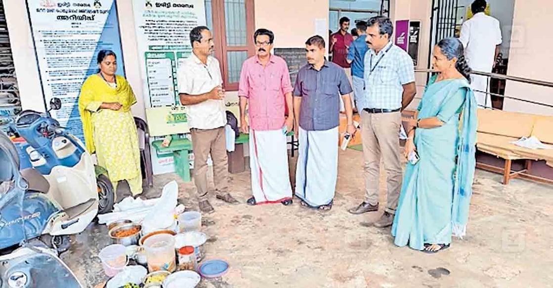 ഇരിട്ടിയിൽ ഹോട്ടലുകളിൽ പരിശോധന; പഴകിയ ഭക്ഷണസാധനങ്ങൾ പിടികൂടി | Iritty ...