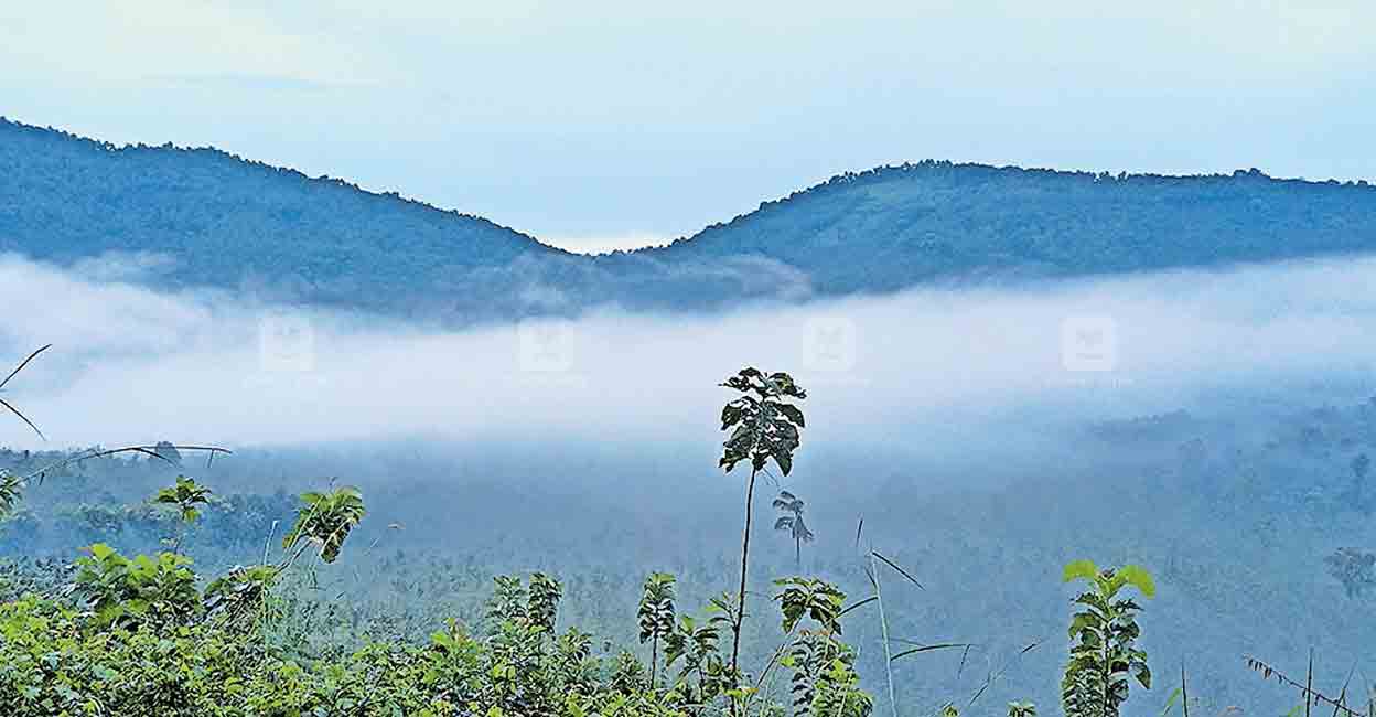 കാഴ്ചകളുടെ വസന്തമൊരുക്കി കാസർകോടൻ മലനിരകളും തീരവും