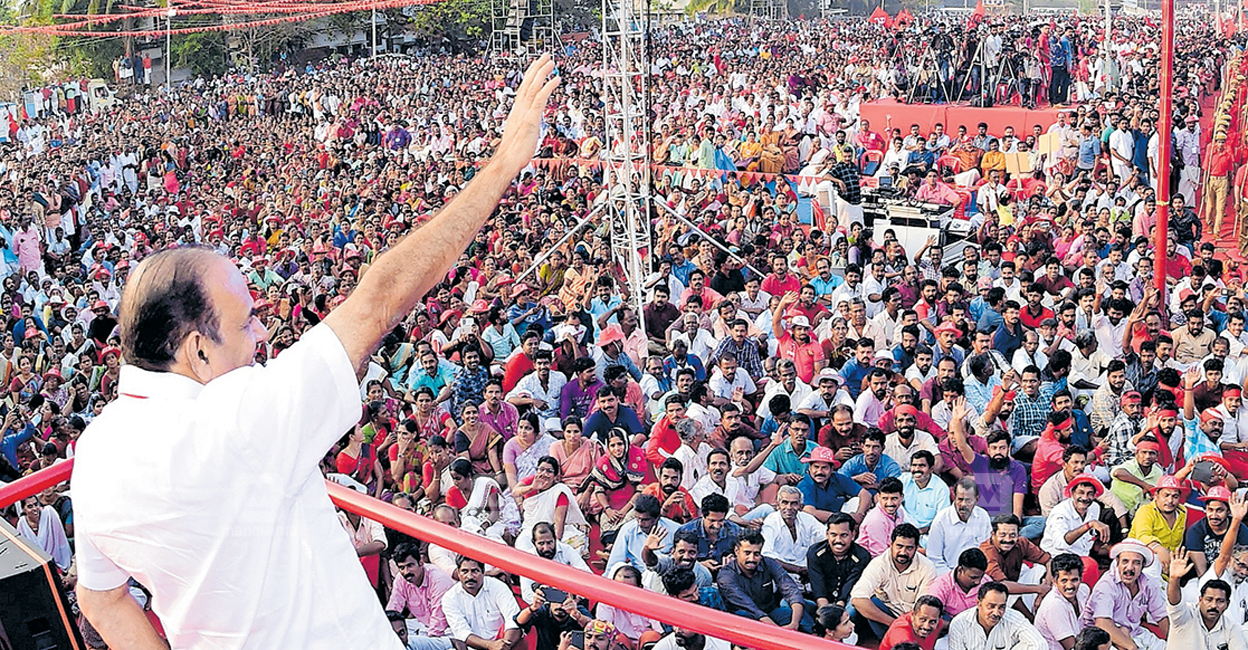 കോടിയേരി രാഷ്ട്രീയ ജീവിതം തുടങ്ങുമ്പോൾ കാസർകോട് ജില്ല ...