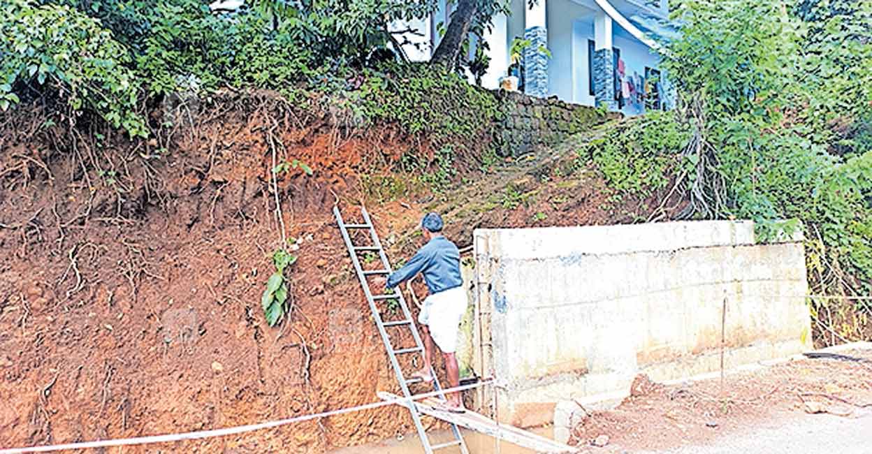 റോഡിന്റെ പാർശ്വഭിത്തിനിർമാണം പാതിവഴിയിൽ; വഴിയില്ലാതെ ദുരിതത്തിലായി 2 ...