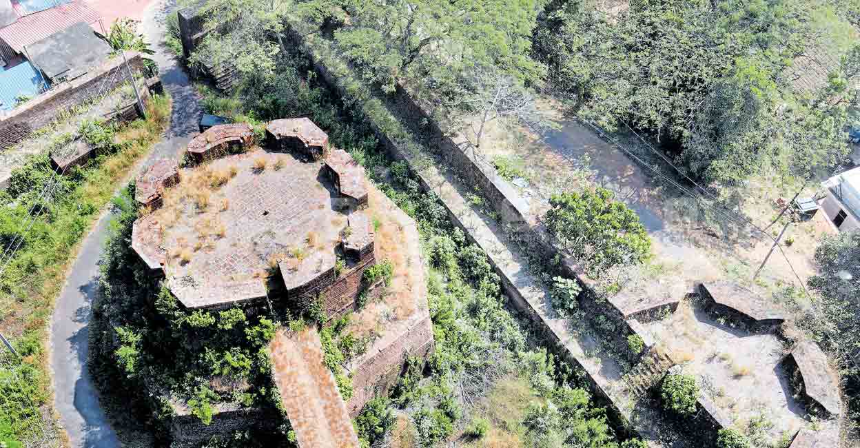 പൈതൃക സ്മാരകമായ ഹൊസ്ദുർഗ് കോട്ട അവഗണനയുടെ മതിൽക്കെട്ടിൽ
