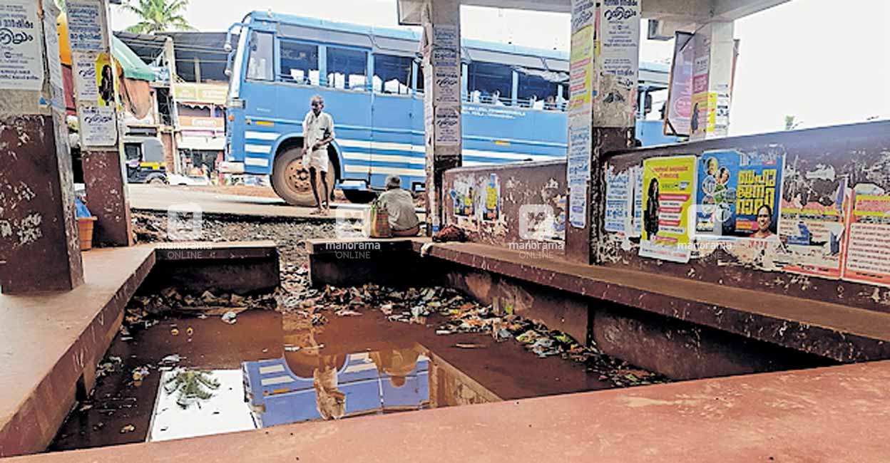 ബസ് സ്റ്റാൻഡിലെ കാത്തിരിപ്പ് കേന്ദ്രത്തിൽ മാലിന്യവും മഴവെള്ളവും; വലഞ്ഞ് ...