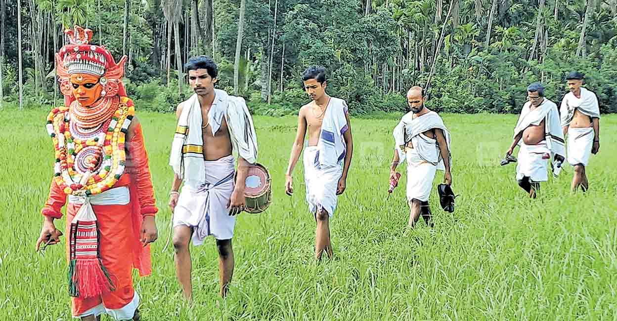 കർക്കടകത്തിന്റെ ആധിയും വ്യാധിയും അകറ്റാൻ കർക്കടക തെയ്യങ്ങൾ