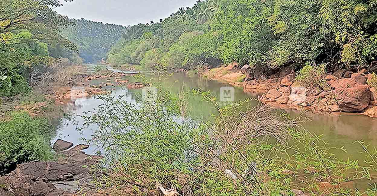മൂന്നാംകടവ് പുഴയിൽ മിനി ഡാം നിർമാണം സർവേ സംഘത്തെ നാട്ടുകാർ തടഞ്ഞു