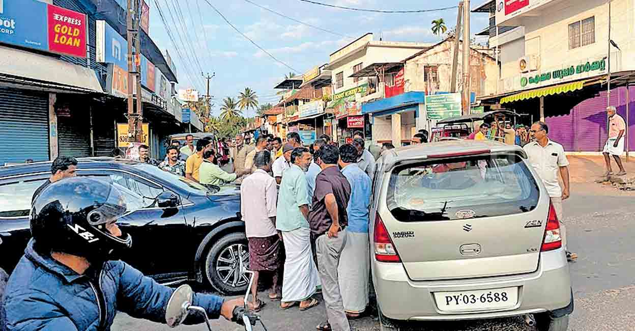 നടവയൽ നഗരത്തിൽ വീണ്ടും വാഹനാപകടം | Kasaragod district news | Kasaragod ...