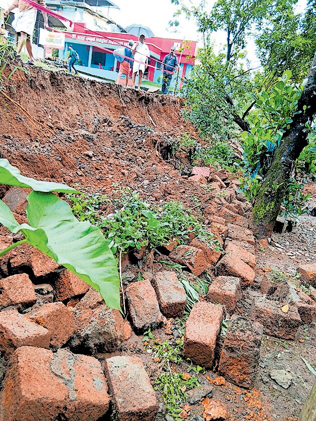 ഭീമനടി ചിറ്റാരിക്കാൽ മരാമത്ത് റോഡ്: മഴയിൽ കൽഭിത്തി ഇടിഞ്ഞുവീണു ...