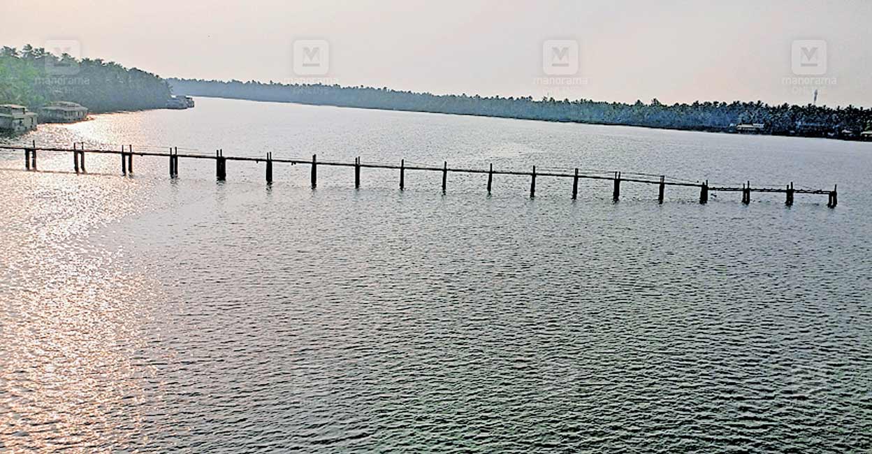 കാര്യങ്കോട് പുഴയിലെ തകർന്ന നടപ്പാലം അപകടഭീഷണി | collapsed bridge ...