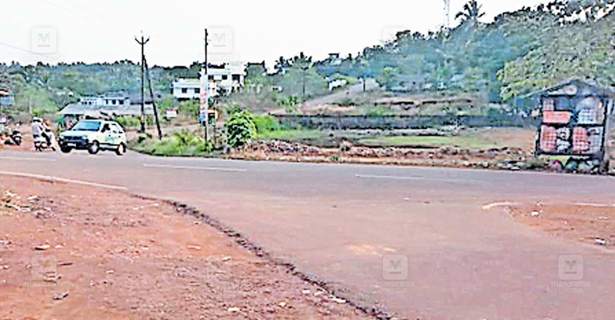 അപകടജംക് ഷനായി പള്ളം; ഡിവൈഡറുകളോ ട്രാഫിക് സർക്കിളോ വേണമെന്ന ആവശ്യം ...