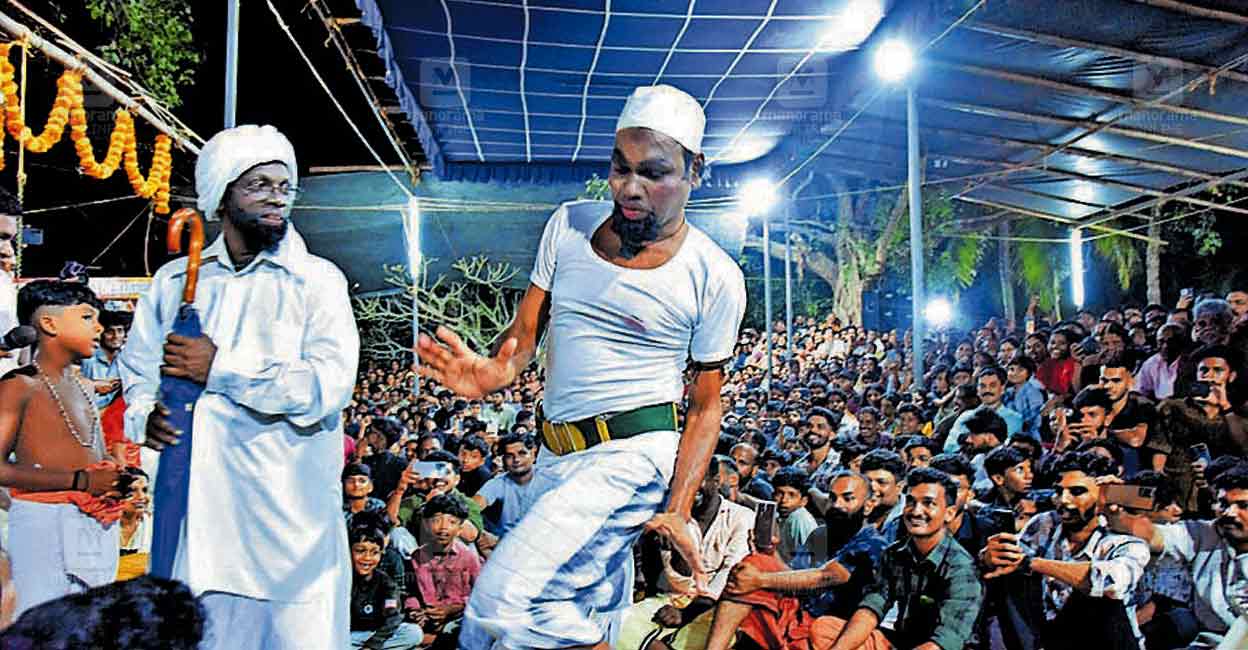 തെയ്യാട്ടക്കഥകളിൽ അപൂർവം; ബാങ്കുവിളിച്ച് മാപ്പിളത്തെയ്യം ക്ഷേത്രമുറ്റത്ത്