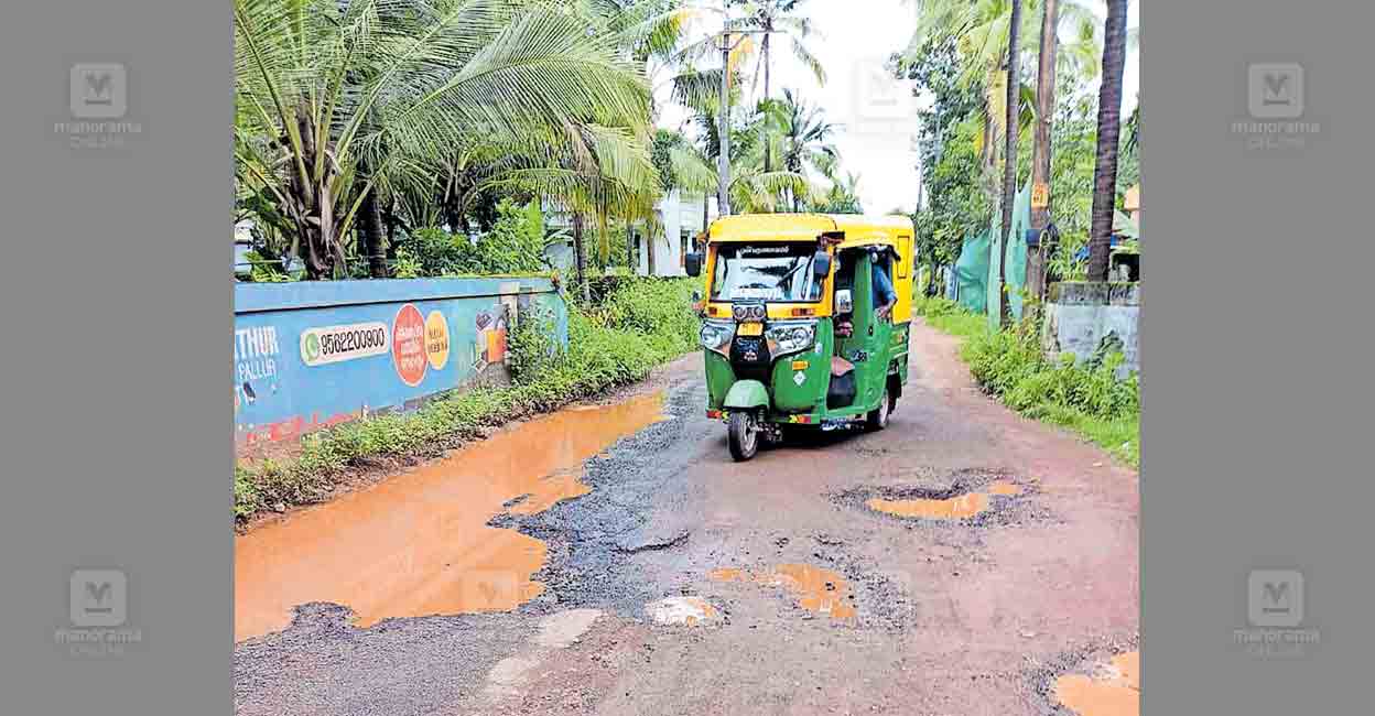 'നടുവൊടിക്കും റോഡ്' -അഴിത്തല ബീച്ചിലേക്കുള്ള റോഡ് തകർന്നു | Azhithala ...