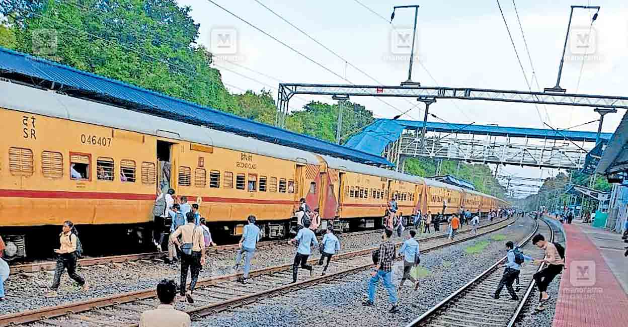 മേൽപാലം ആശ്രയിക്കാതെ പാത മുറിച്ചു കടക്കൽ: പാളത്തിലൂടെ അപകടപ്പാച്ചി ...