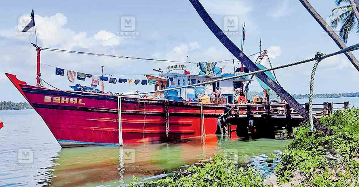 തീരത്തോടു ചേർന്ന് രാത്രികാല ട്രോളിങ്; കർണാടക ബോട്ടിന് രണ്ടര ലക്ഷം രൂപ ...