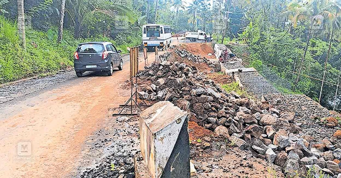 ഇനിയുമെത്ര കാക്കണം?; 2 വർഷം മുൻപ് തകർന്ന റോഡിന്റെ നിർമാണം ഇഴയുന്നു ...