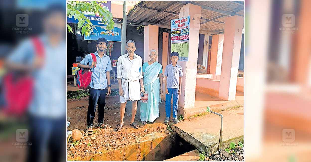 അപകടക്കെണിയായി സ്ലാബില്ലാ ഓവുചാൽ: വിദ്യാർഥികൾക്ക് പരുക്ക് | drain ...