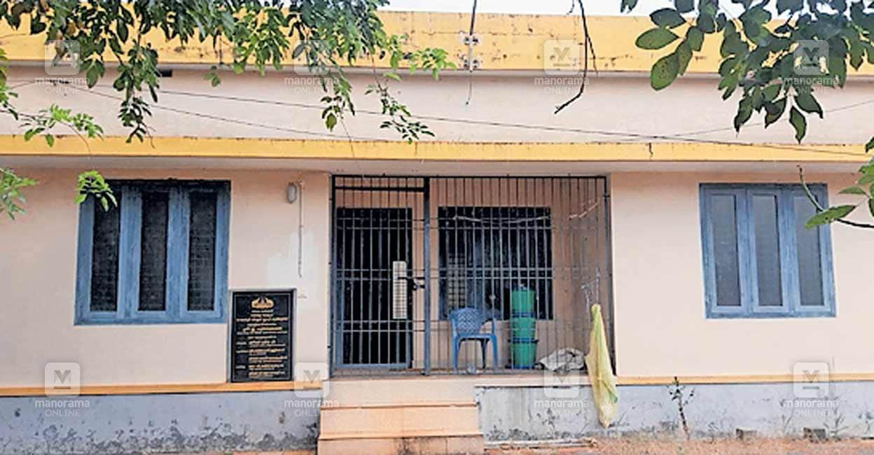 വെള്ളമില്ലാതെ ഉദ്യോഗസ്ഥരുടെ ക്വാട്ടേഴ്സ്; വെള്ളം കൊണ്ടുവരുന്നത് അടുത്ത ...