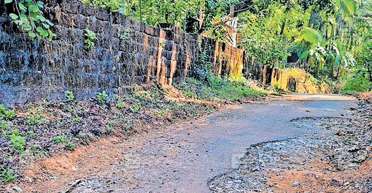 സ്വർഗ–തൂമ്പടുക്ക–ആർളപദവ് റോഡ് പൊട്ടിത്തകർന്നു; നവീകരിക്കണമെന്ന് ആവശ്യം ...