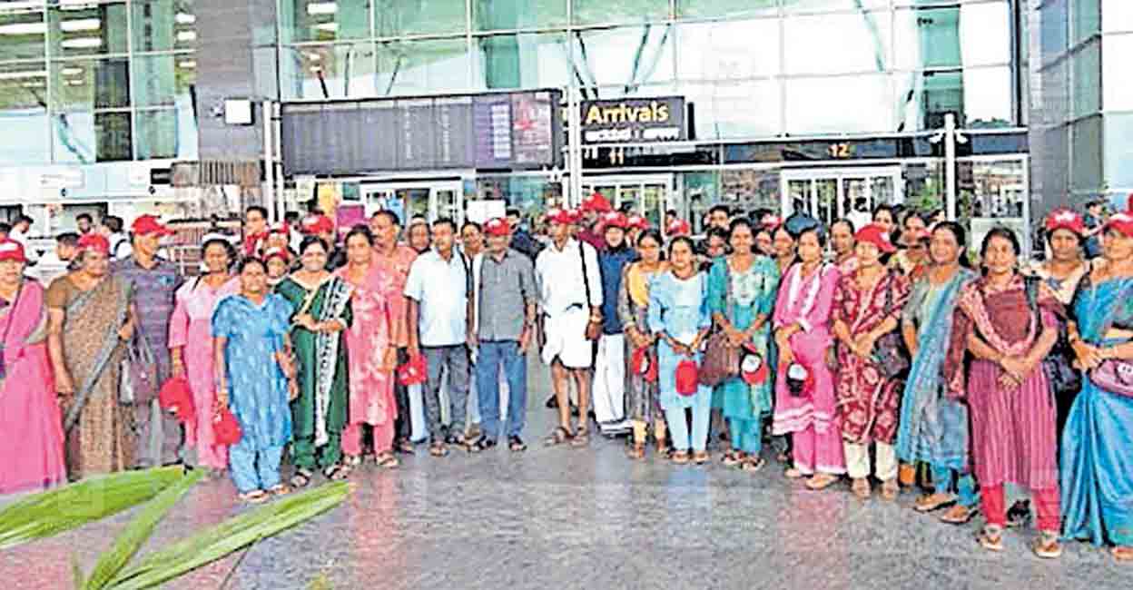 ആകാശംതൊട്ട് തിരികെ; കേരളപ്പിറവി ദിനത്തിൽ വിമാനയാത്രയുമായി വയോജനങ്ങ ...