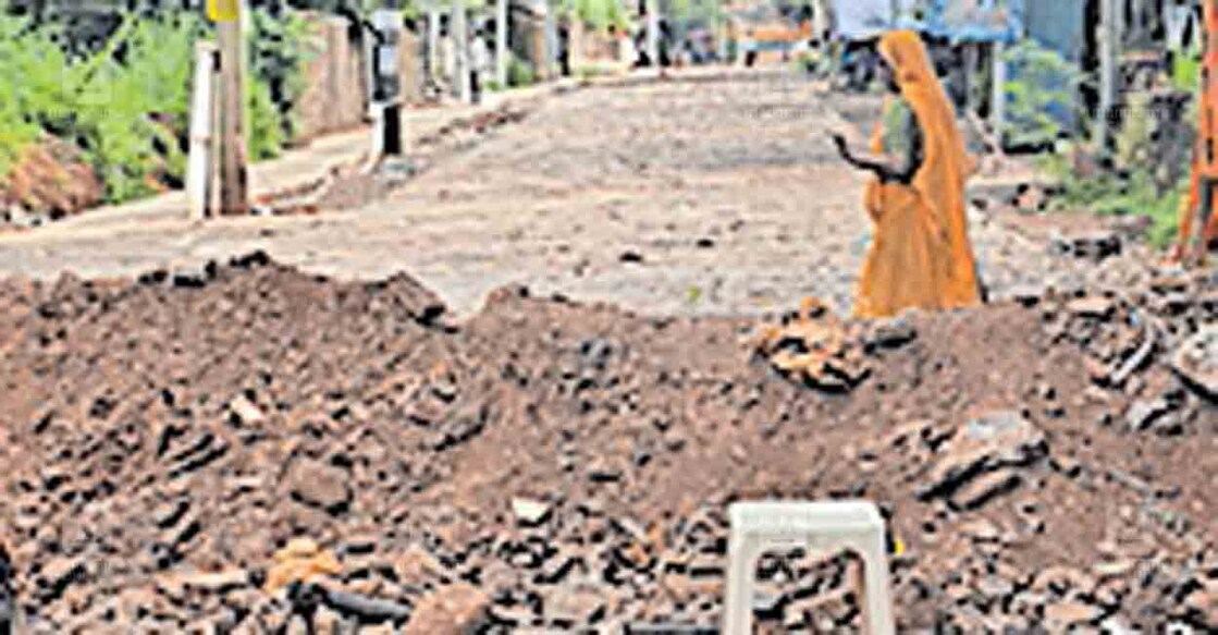 റോഡ് നിർമാണം പൂർത്തിയാക്കാതെ തിരക്കിട്ട് തുറന്നത് തിരഞ്ഞെടുപ്പ് ...