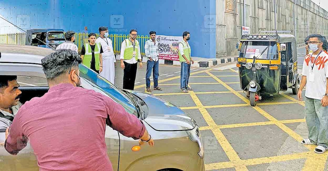തണുപ്പും വെയിലും പ്രശ്നമല്ല; ഗതാഗത നിയന്ത്രണം ഏറ്റെടുത്ത് മൊഗ്രാലിന്റെ ...