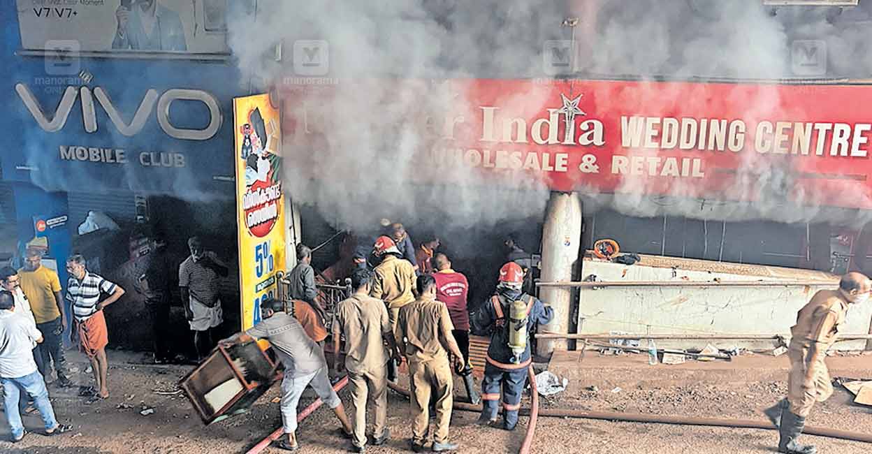 കാഞ്ഞങ്ങാട്ട് വസ്ത്രവ്യാപാര കേന്ദ്രത്തിൽ തീപിടിത്തം | Kanhangad fire ...