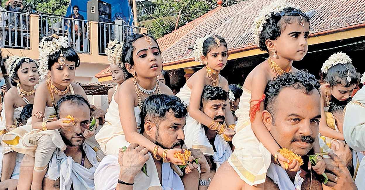 നീലേശ്വരം കേണമംഗലം കഴകം പെരുങ്കളിയാട്ടം: ദേവിയുടെ തിരുമുടി ഇന്നുയരും ...