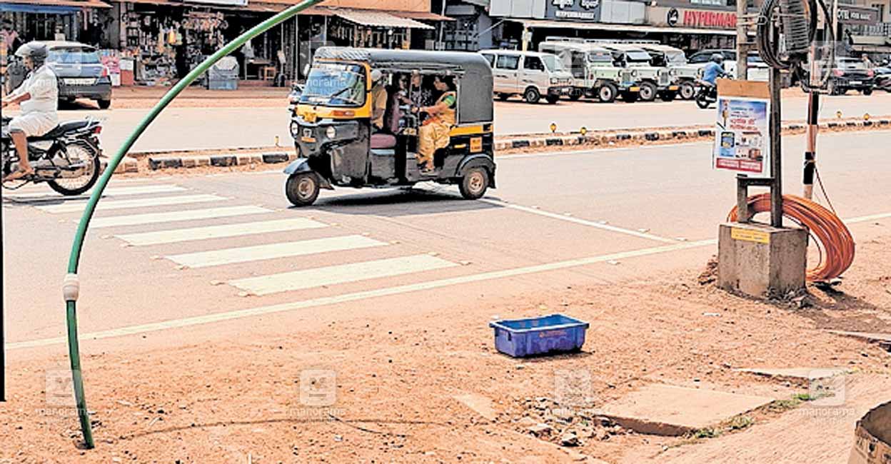 ബദിയടുക്ക ടൗണിൽ കേബിൾ പ്രവൃത്തി പാതിയിൽ നിർത്തി; യാത്രക്കാർക്ക് ദുരിതം ...