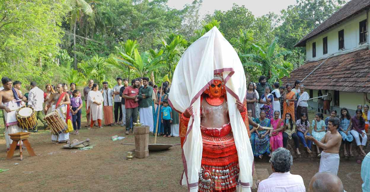 തട്ടമിട്ട തെയ്യം; പാടുന്നത് മാപ്പിളപ്പാട്ട് ഇശലുകൾ | Ummachi Theyyam ...