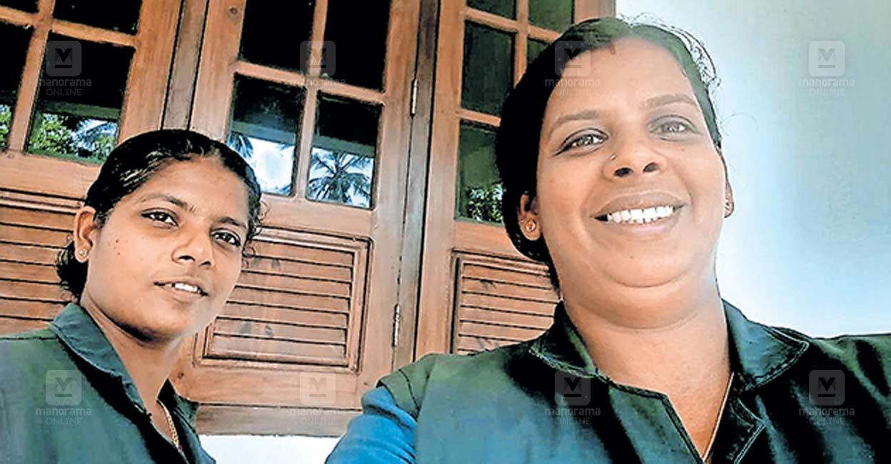 വീണുകിട്ടിയ സ്വർണാഭരണങ്ങൾ ഉടമയ്ക്ക് തിരിച്ചുനൽകി ഹരിതകർമ സേനാംഗങ്ങ ...