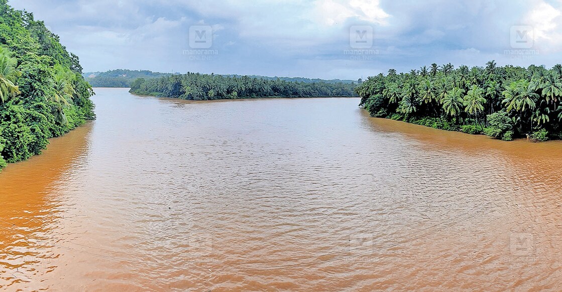 ഭീതി പെയ്തിറങ്ങുന്നു; മഴയ്ക്കൊപ്പം ആഞ്ഞുവീശി കാറ്റും | Kasargod rain ...