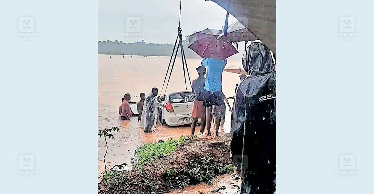 മഞ്ചേശ്വരത്ത് കാറും ബൈക്കും സ്കൂട്ടറും ഒലിച്ചുപോയി | Manjeshwaram ...