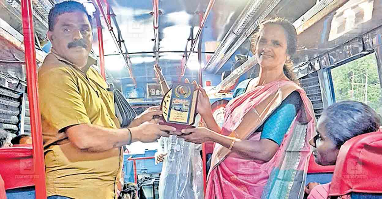 10 വർഷം സ്ഥിരമായി യാത്ര ചെയ്ത ബസിൽ രാധാമണിക്ക് യാത്രയയപ്പ് ...