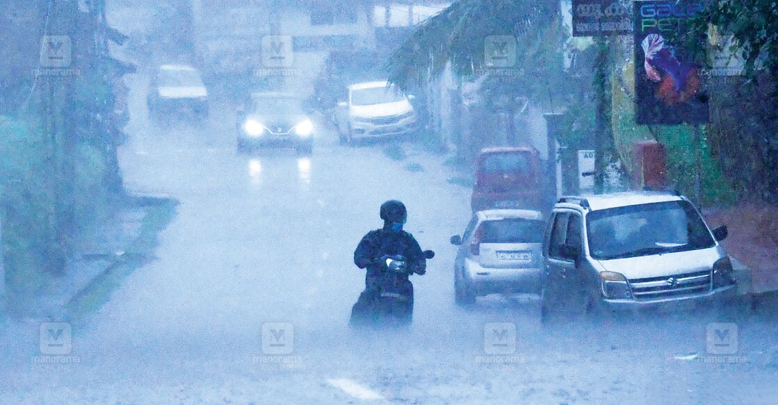 5 ദിവസം ഇടിമിന്നലോടെ മഴ, പുതിയ ന്യൂനമർദം, 22ന് കനക്കും; വിവിധ ജില്ലകളി ...